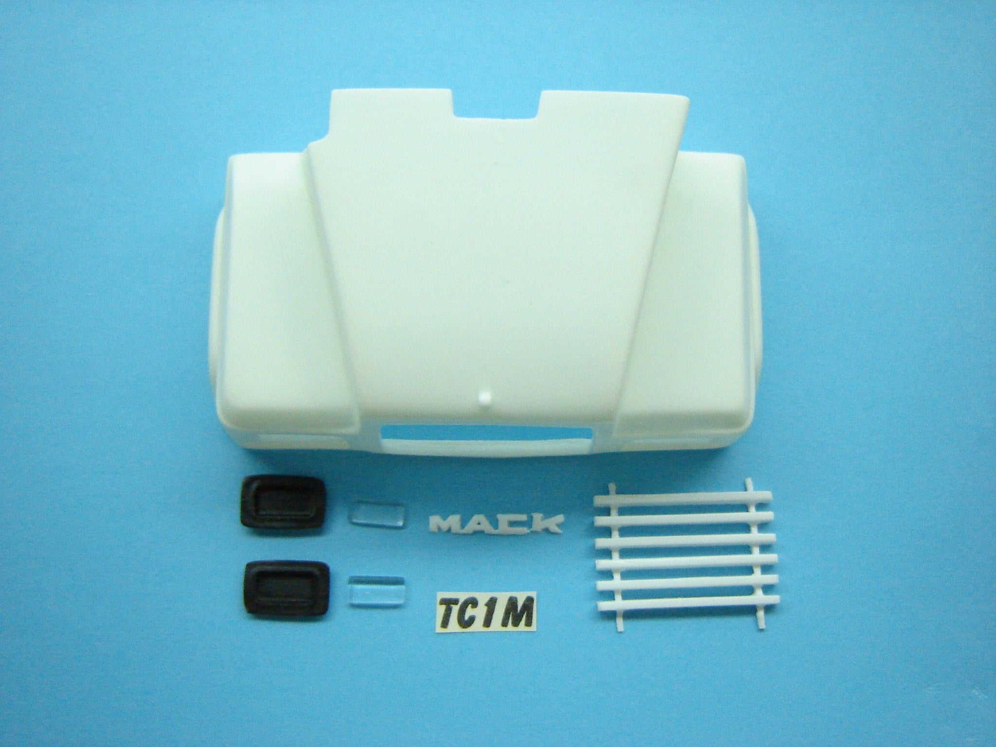 PLASKIT RESIN MACK RD600 HOOD, GRILL AND BUMPER | ST Supply Co. Ltd.