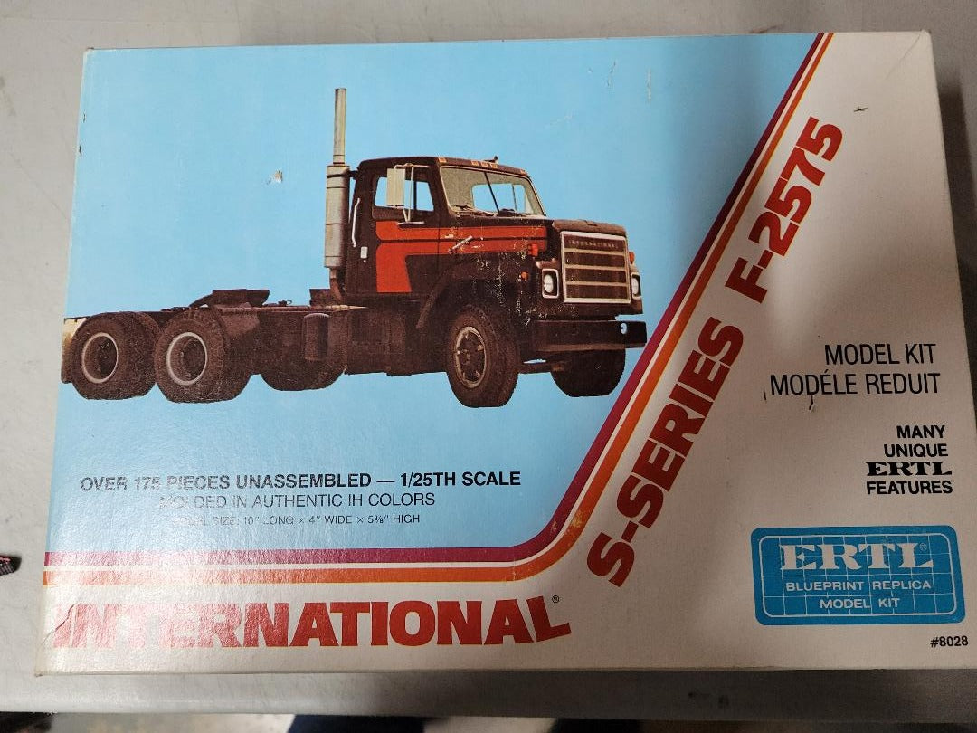 ERTL S -SERIES 2575 TRACTOR OPEN BUT COMPLETE KIT 1/25 | ST Supply Co. Ltd.